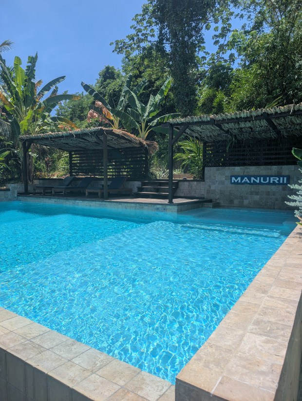 The Ultimate Travel Guide to Utila, Honduras – CHASE THE RAINBOWS